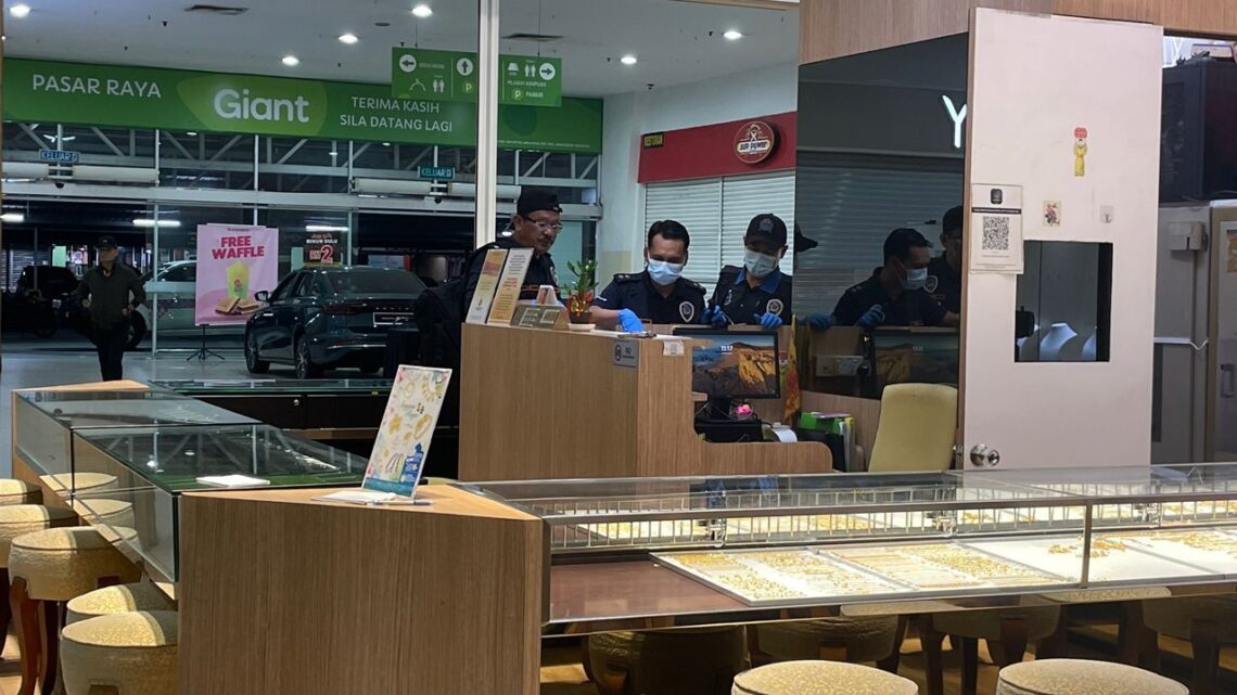 [VIDEO] Dua lelaki ‘selamba’ rompak kedai emas, seorang lagi tunggu ...