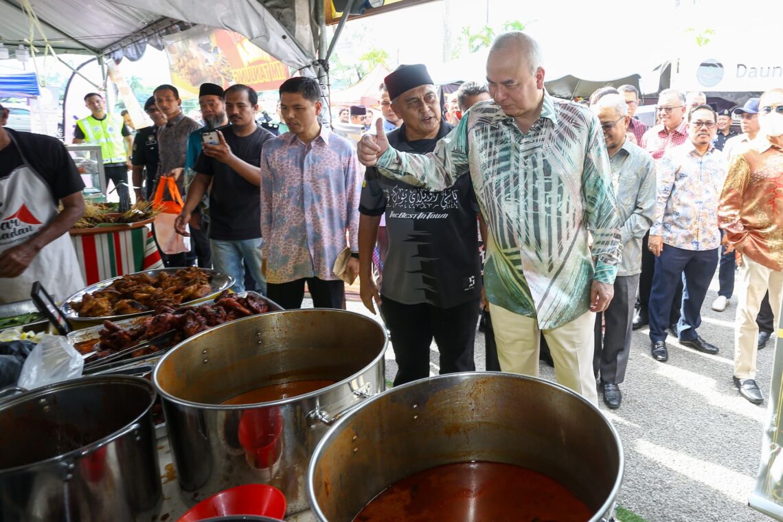 Sultan Nazrin berkenan melawat bazar Ramadan Stadium Perak - Kosmo Digital
