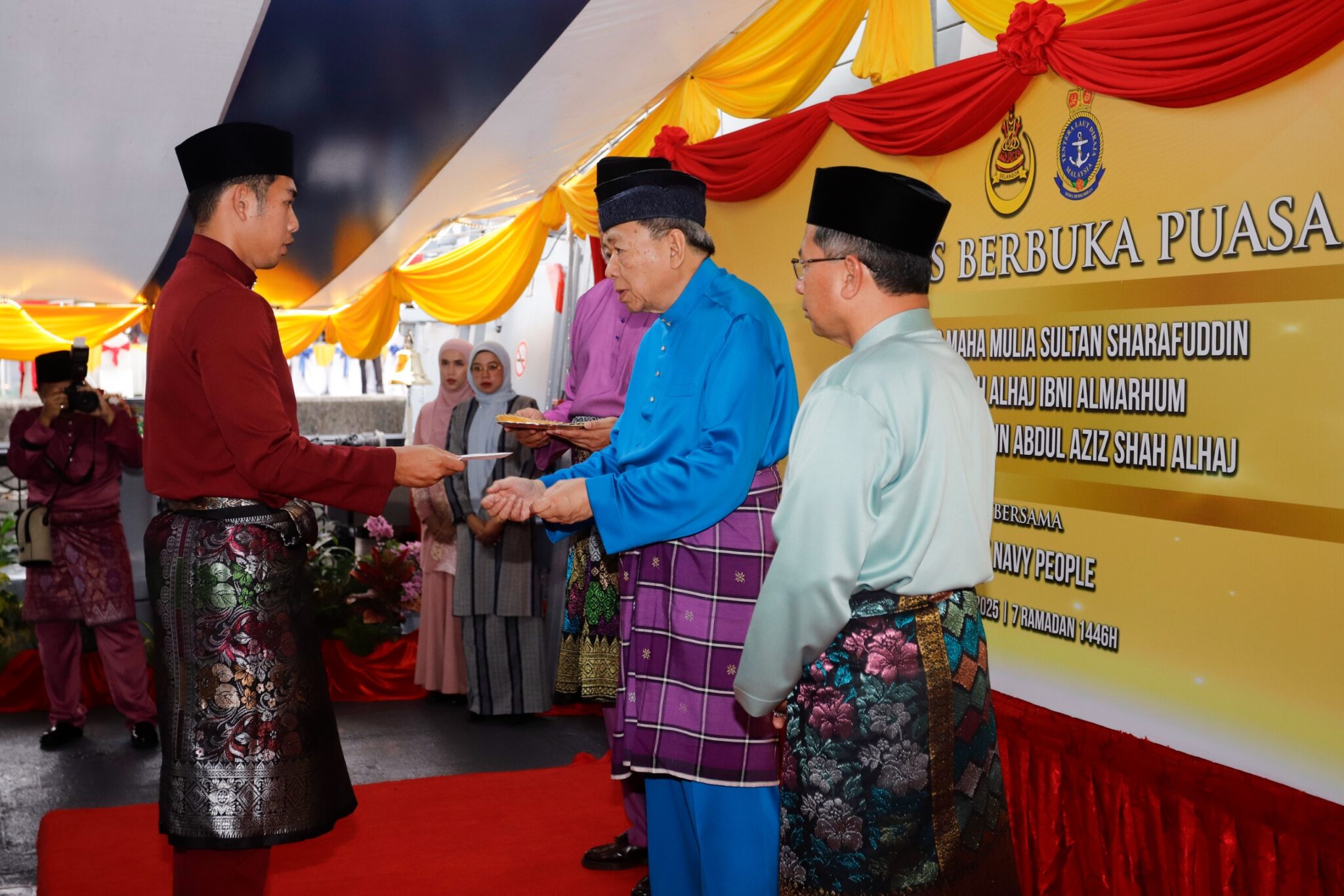 Sultan Selangor berbuka puasa atas KD Terengganu, KD Pahang - Kosmo Digital
