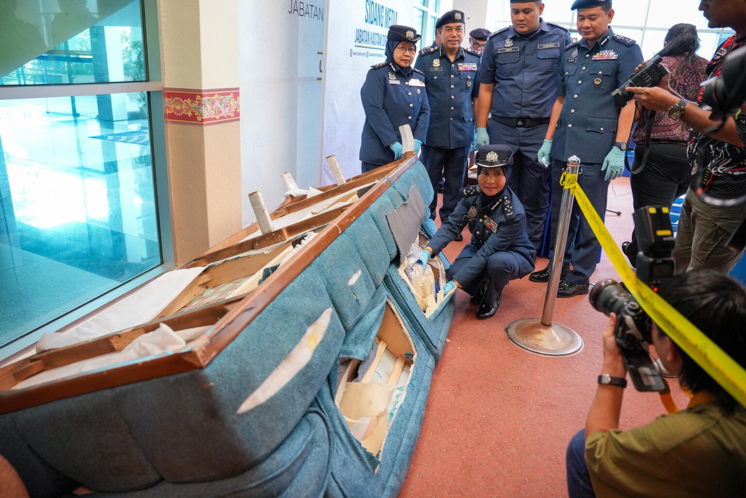 Sorok dadah RM210 juta dalam sofa - Kosmo Digital