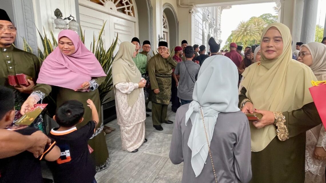 Kehadiran isteri kedua Sanusi di rumah terbuka curi tumpuan - Kosmo Digital