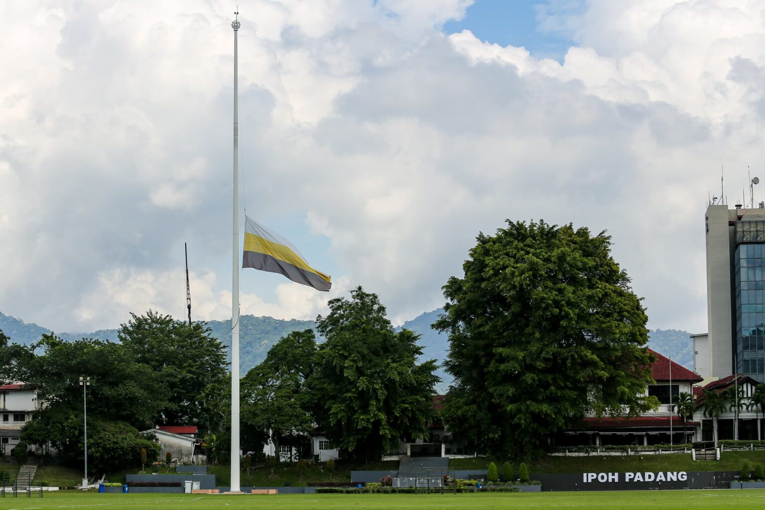 Perak kibar bendera negeri separuh tiang - Kosmo Digital