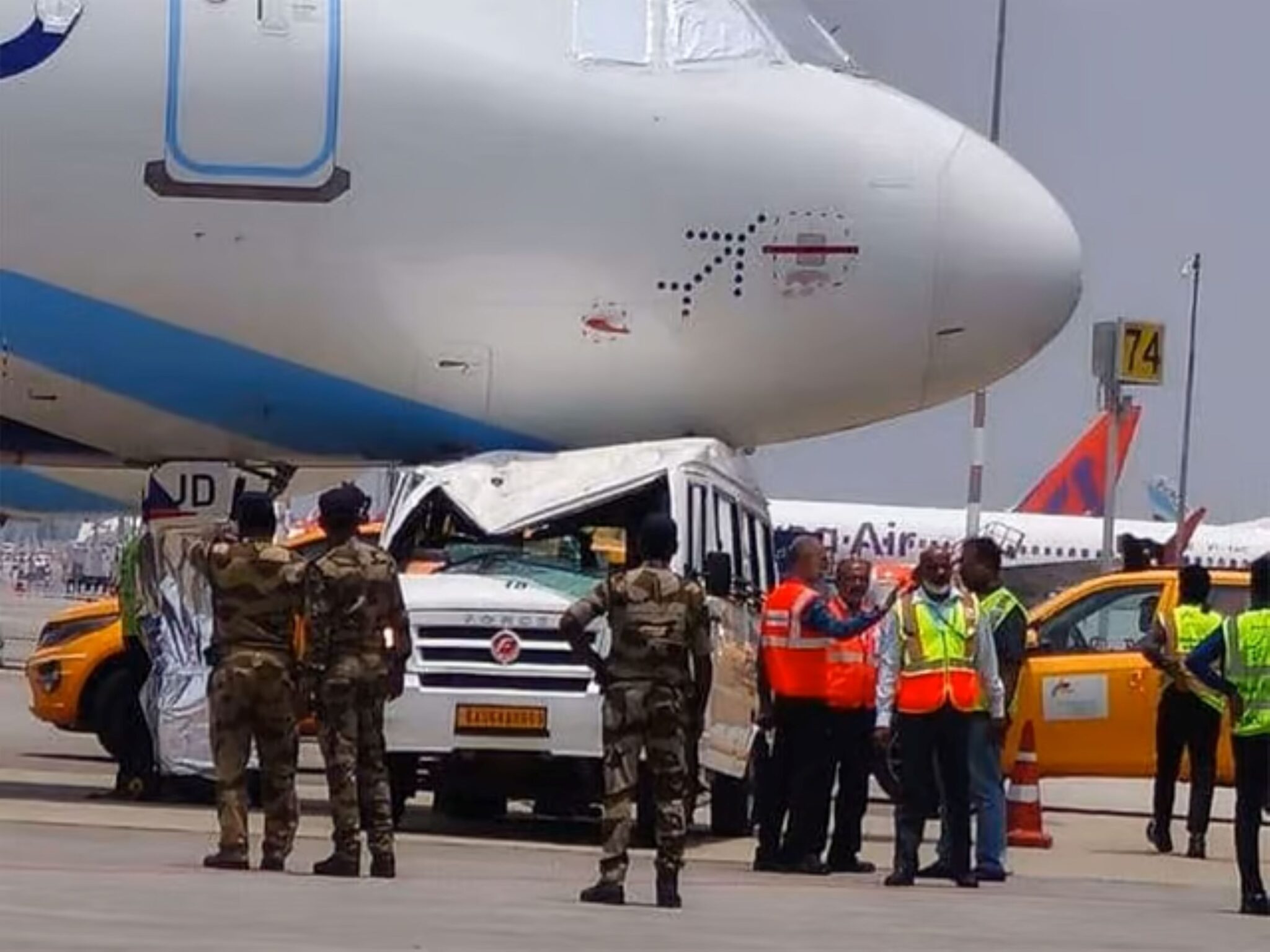 Bas mini langgar pesawat - Kosmo Digital