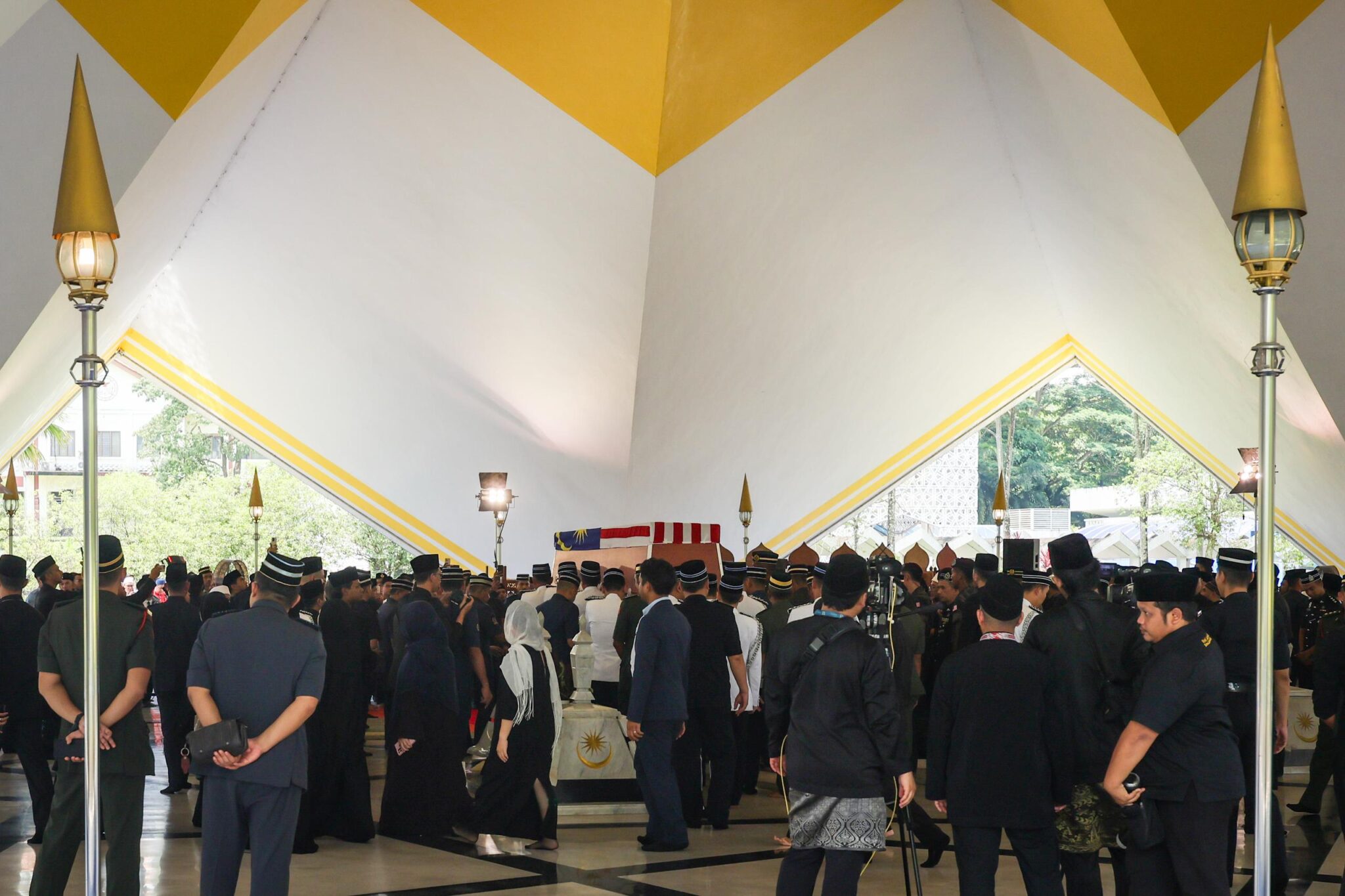 Jenazah Tun Abdullah selamat disemadi di Makam Pahlawan - Kosmo Digital