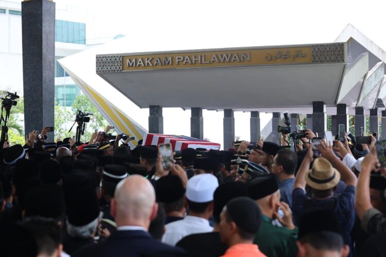 Lebih 2,000 orang hadir solat jenazah Pak Lah - Kosmo Digital