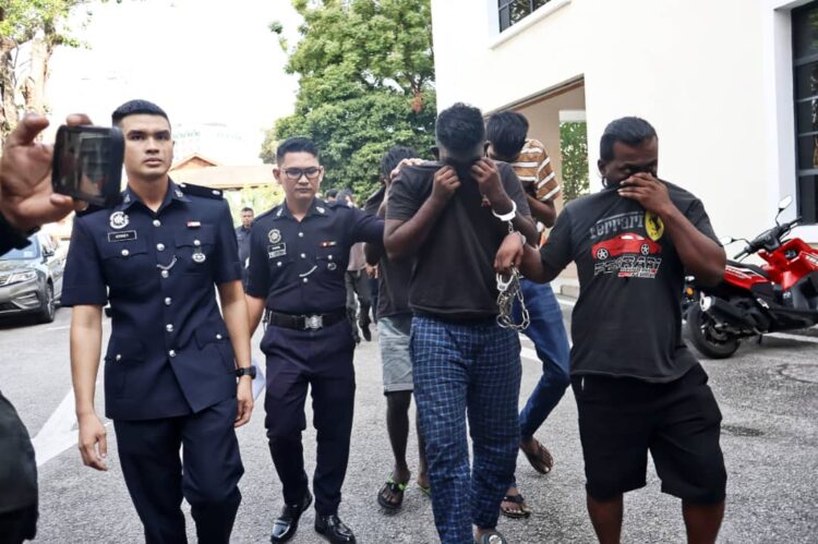 4 sahabat tidak mengaku peras ugut RM18,000 - Kosmo Digital