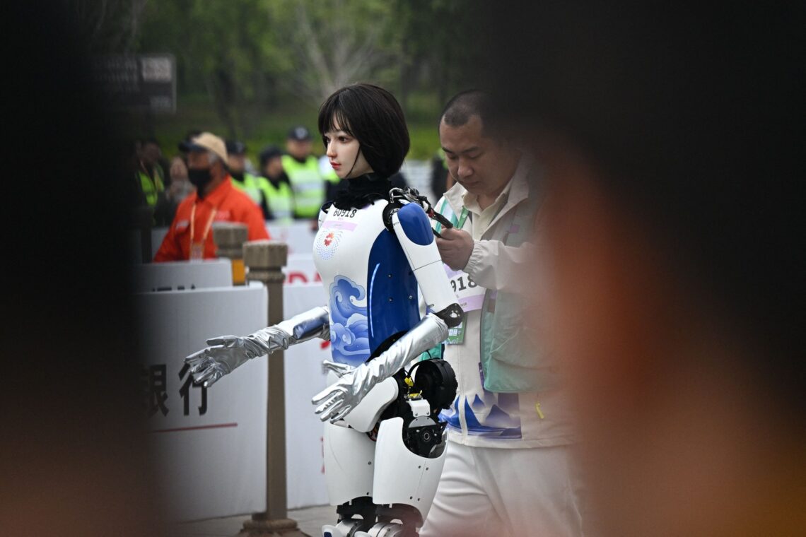 Puluhan robot berlari maraton - Kosmo Digital