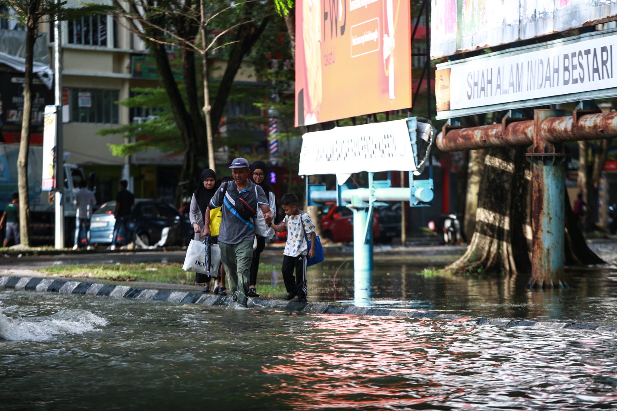 985 keluarga di PPS, banjir Taman Sri Muda belum surut | Demi Rakyat Channel