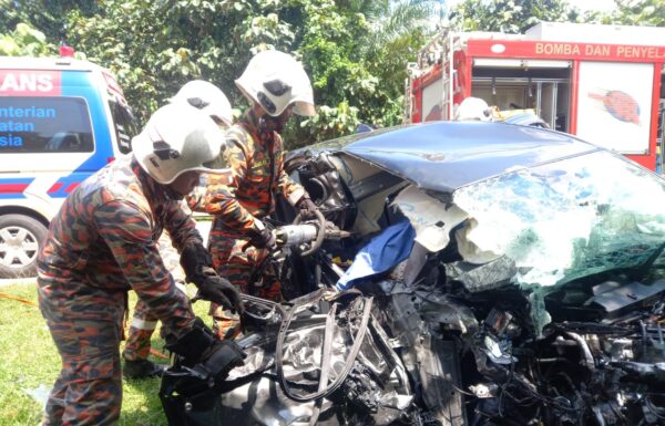 Guru wanita maut Perodua Bezza bertembung lori muatan sawit - Kosmo Digital