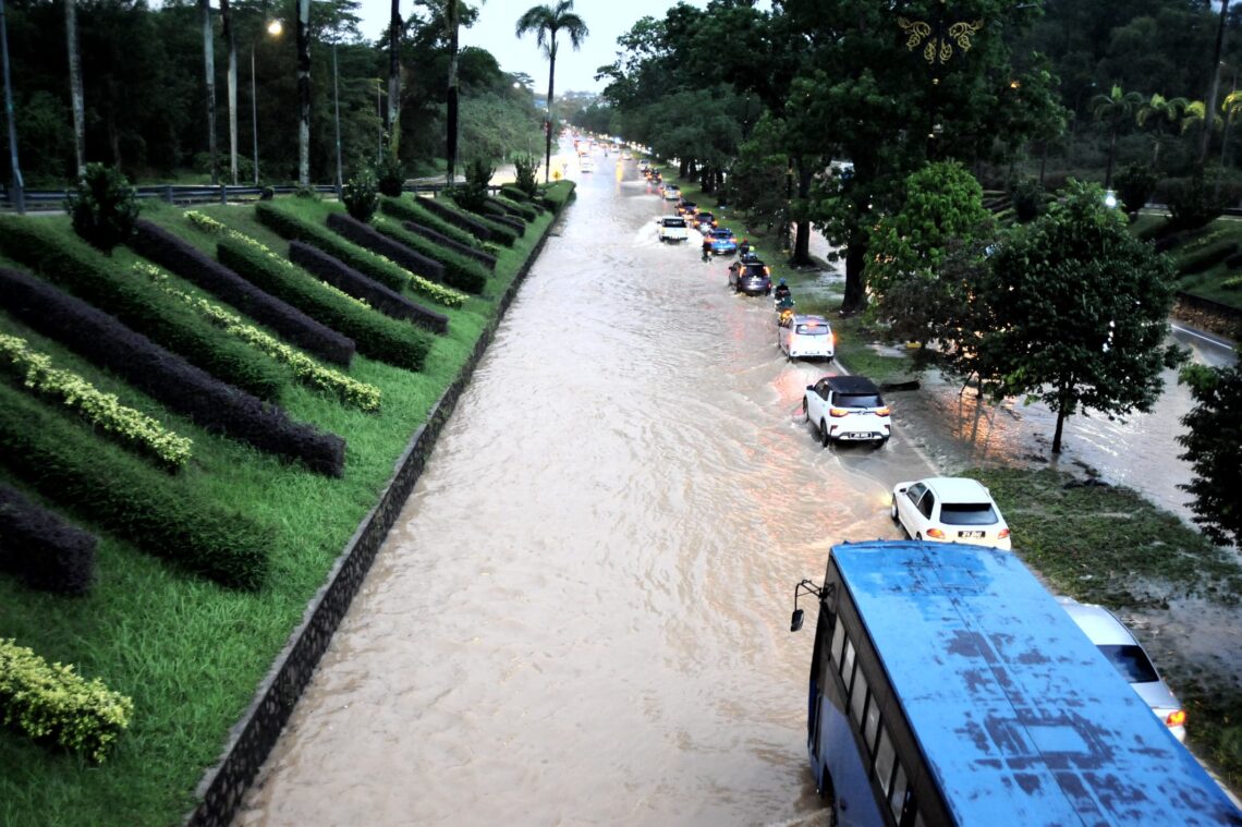 Banjir kilat jejas Lebuh Raya Pasir Gudang, sesak satu kilometer ...