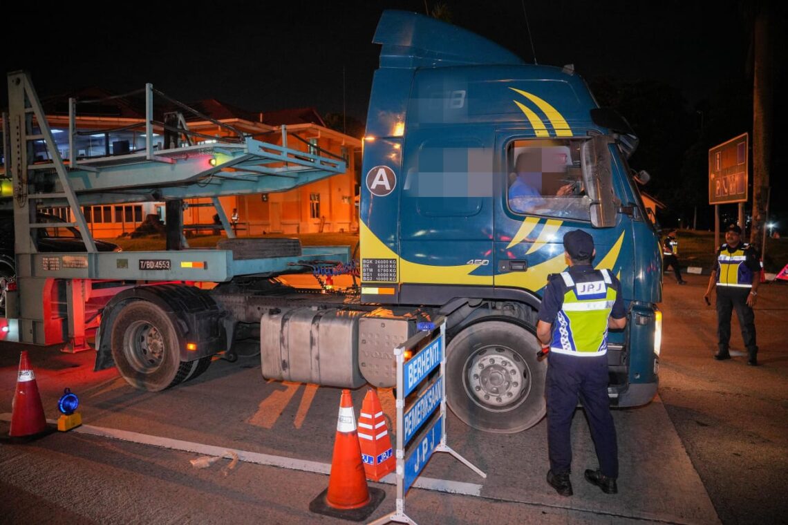 Pemandu bas masih guna telefon ketika memandu - Kosmo Digital