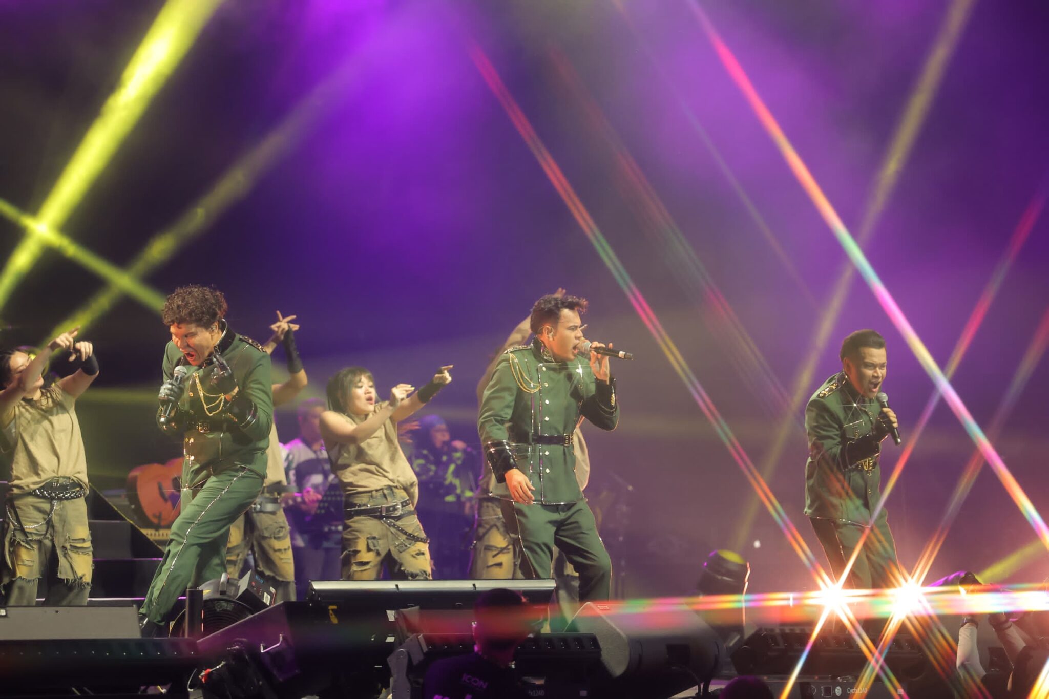 [VIDEO] Kemunculan Elite, Adam kejutan konsert GenKRU - Kosmo Digital