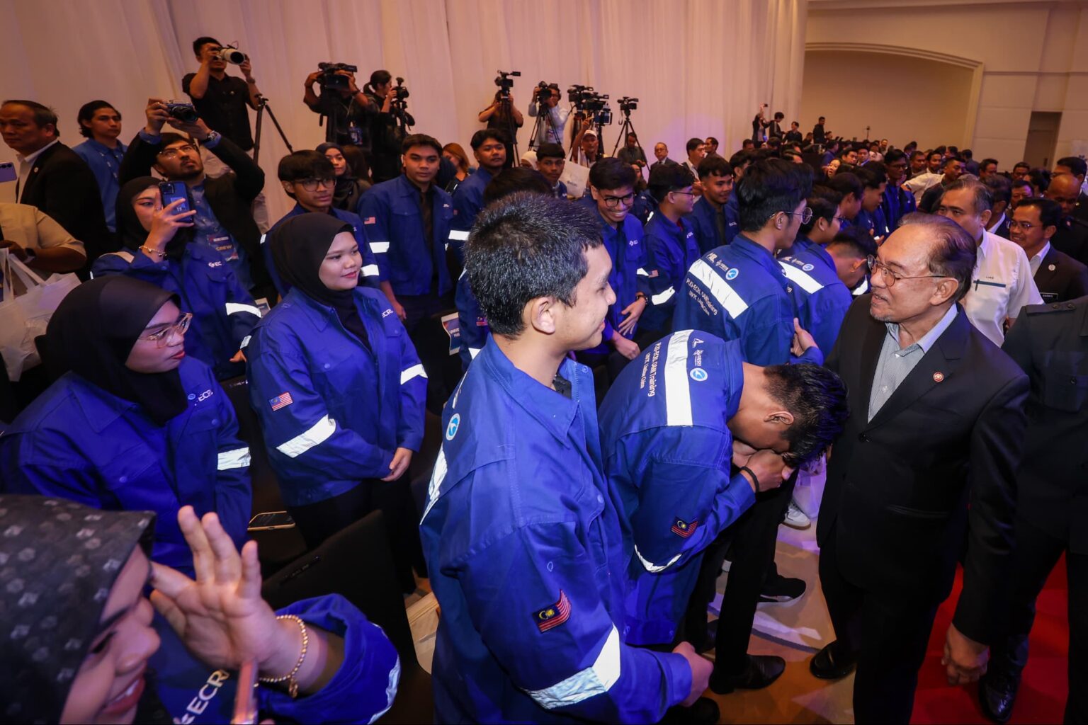 Anak muda mesti kuasai ilmu – Anwar | Demi Rakyat Channel