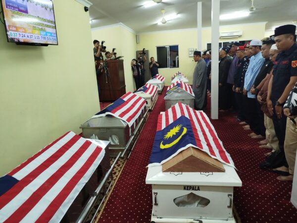 9 anggota FRU diberi penghormatan terakhir ikut istiadat PDRM - Kosmo Digital