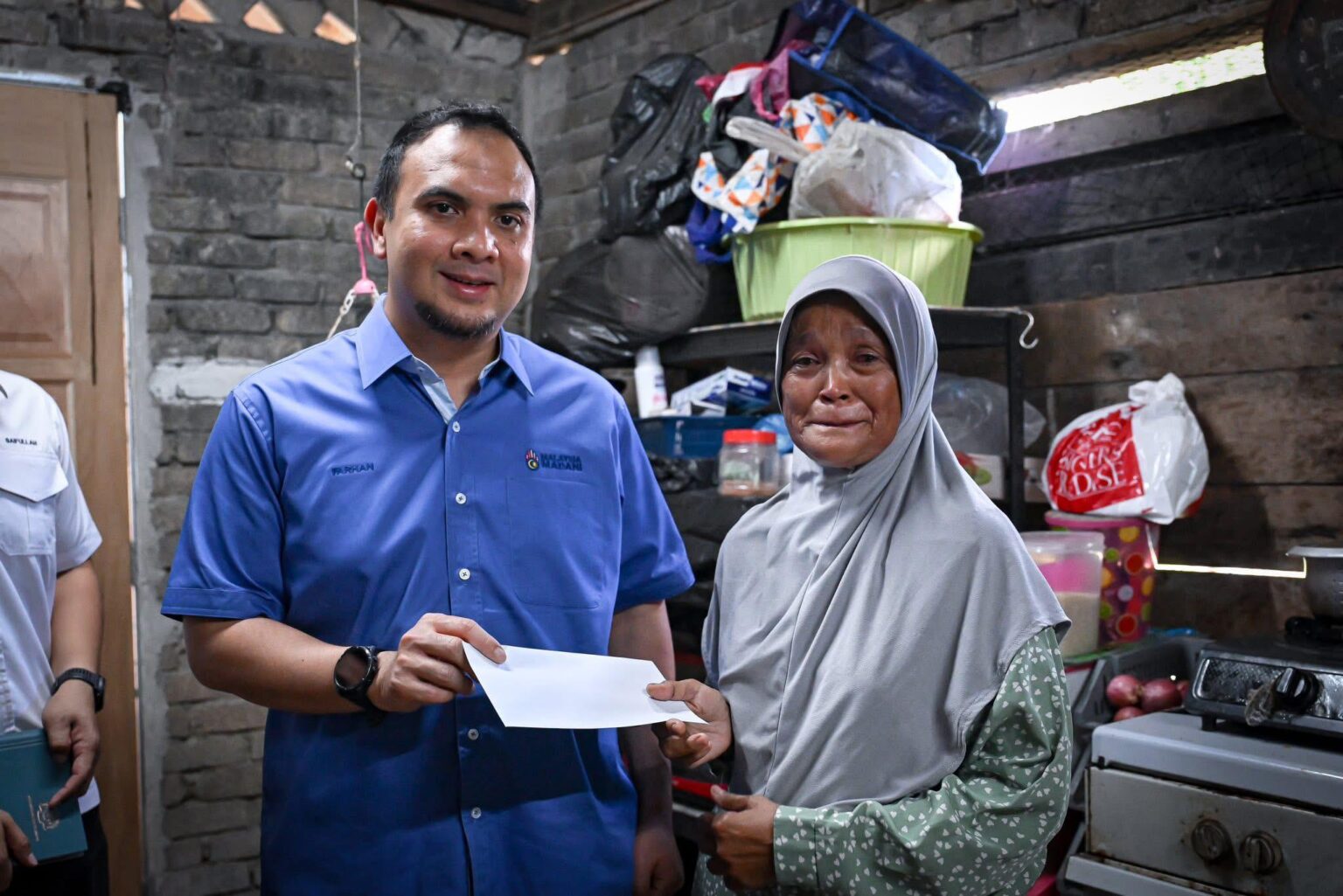 Anwar bantu Azizah, ibu tunggal hidap kanser usus - Kosmo Digital