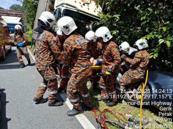 Lelaki warga emas maut nahas kereta, lori di JRTB - Kosmo Digital
