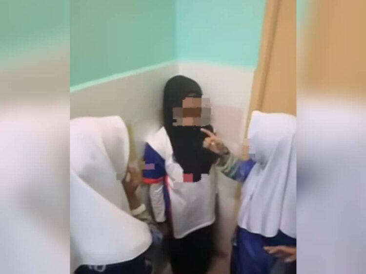 Pelajar perempuan dipukul, tampar dalam tandas sekolah - Kosmo Digital