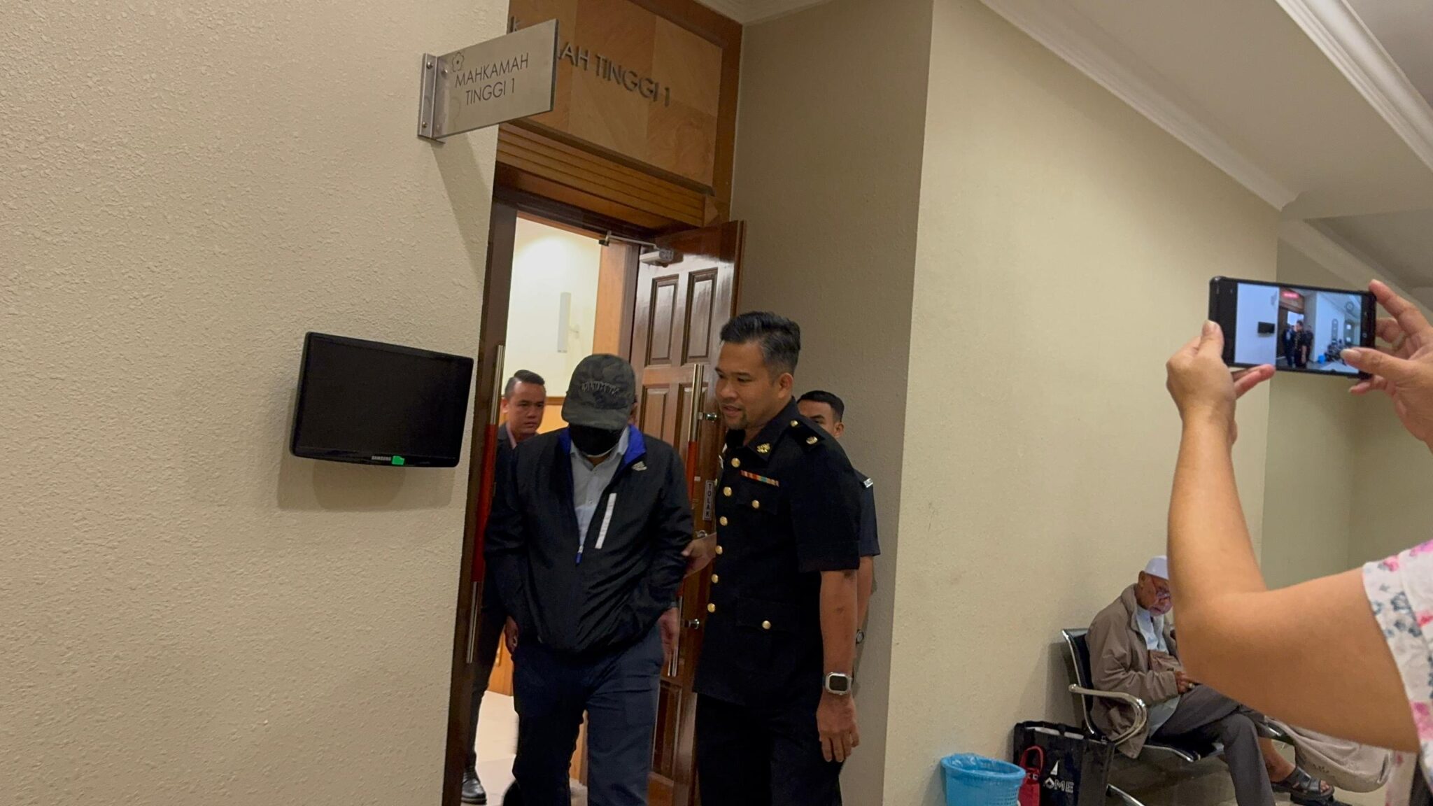 Hukuman 12 bulan penjara pegawai polis terima rasuah kekal - Kosmo Digital