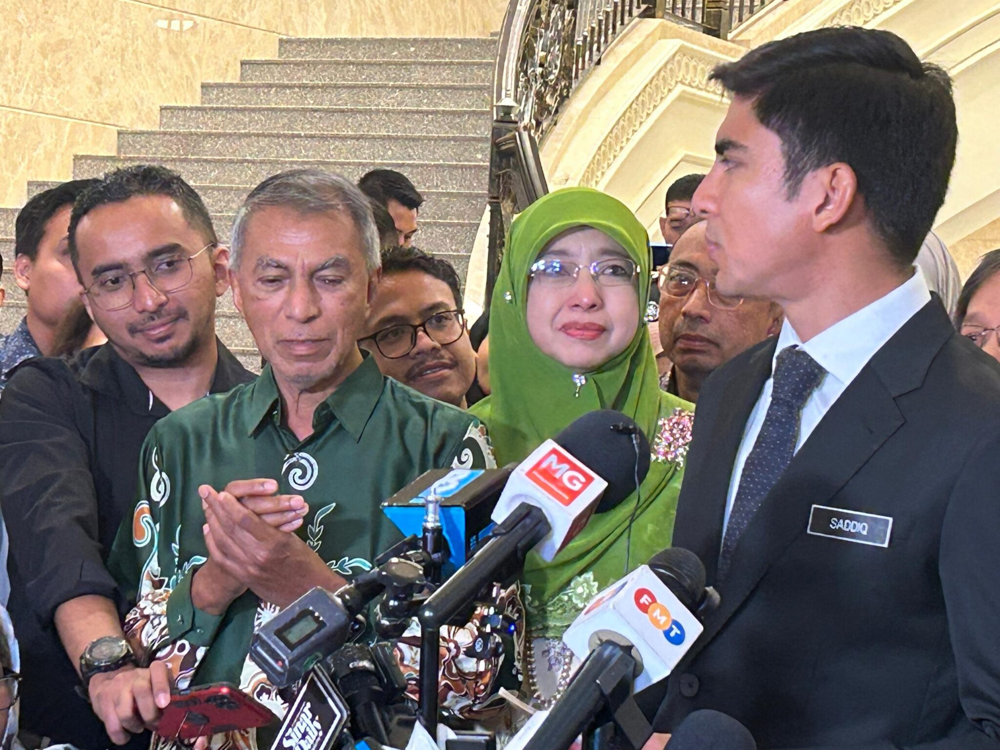 Ibu tak henti senyum, bapa menadah tangan menemani Syed Saddiq - Kosmo ...