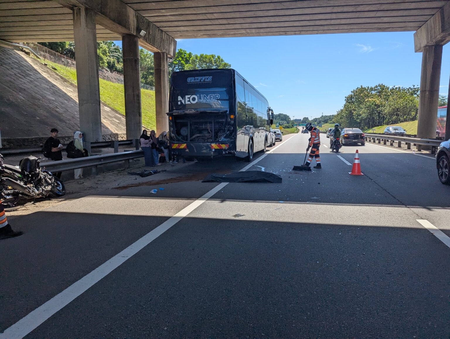 Rider maut rempuh belakang bas ekspres rosak - Kosmo Digital