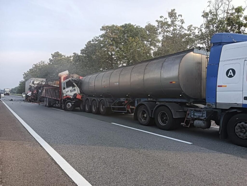 Dua maut dalam nahas tiga treler - Kosmo Digital