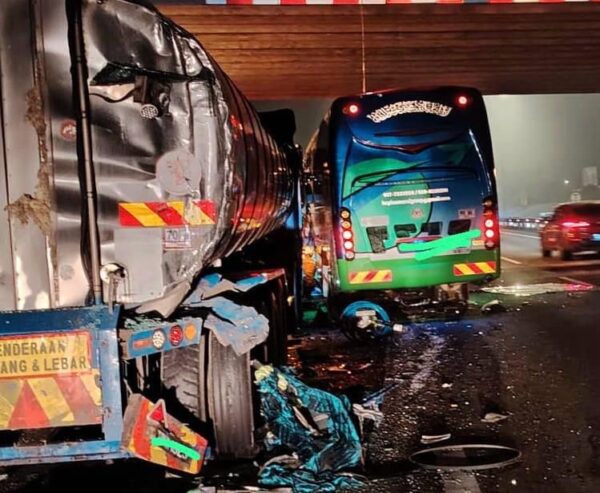 Dua maut bas persiaran berlanggar lori tangki, trak tunda - Kosmo Digital