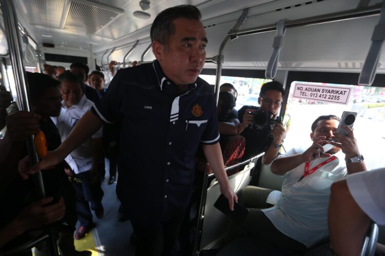 Pemandu bas 'pink' diingat patuh had laju - Kosmo Digital