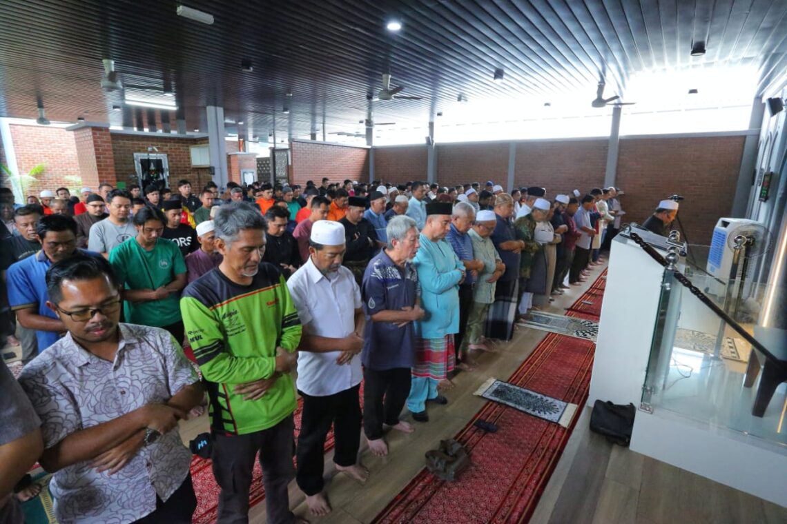 Solat Jumaat pertama di lebuh raya 'Surau Madani' - Kosmo Digital