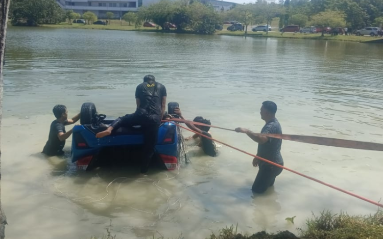 Wanita maut kereta terbabas masuk tasik di UNIMAS - Kosmo Digital