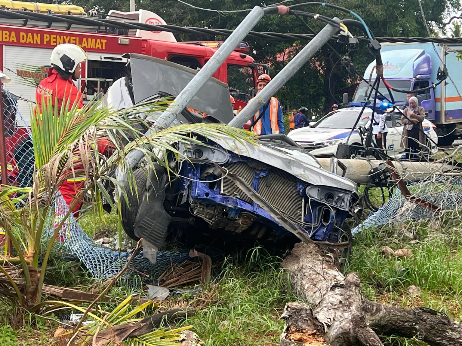 Lelaki maut, kereta terbabas rempuh tiang elektrik - Kosmo Digital