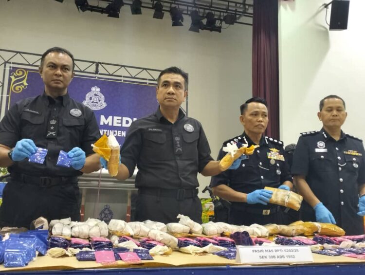 Suami isteri dicekup sorok lebih 19 kg pil kuda dalam timbunan najis ...