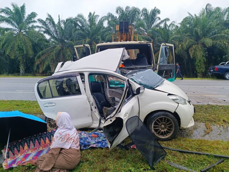Guru maut Perodua Myvi bertembung lori mesin gerudi - Kosmo Digital