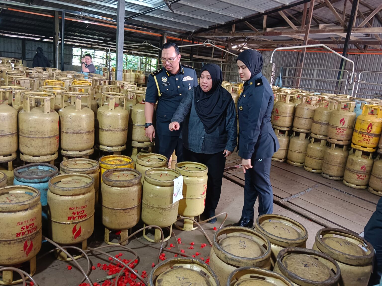 Gudang terbiar jadi markas operasi seleweng gas LPG - Kosmo Digital