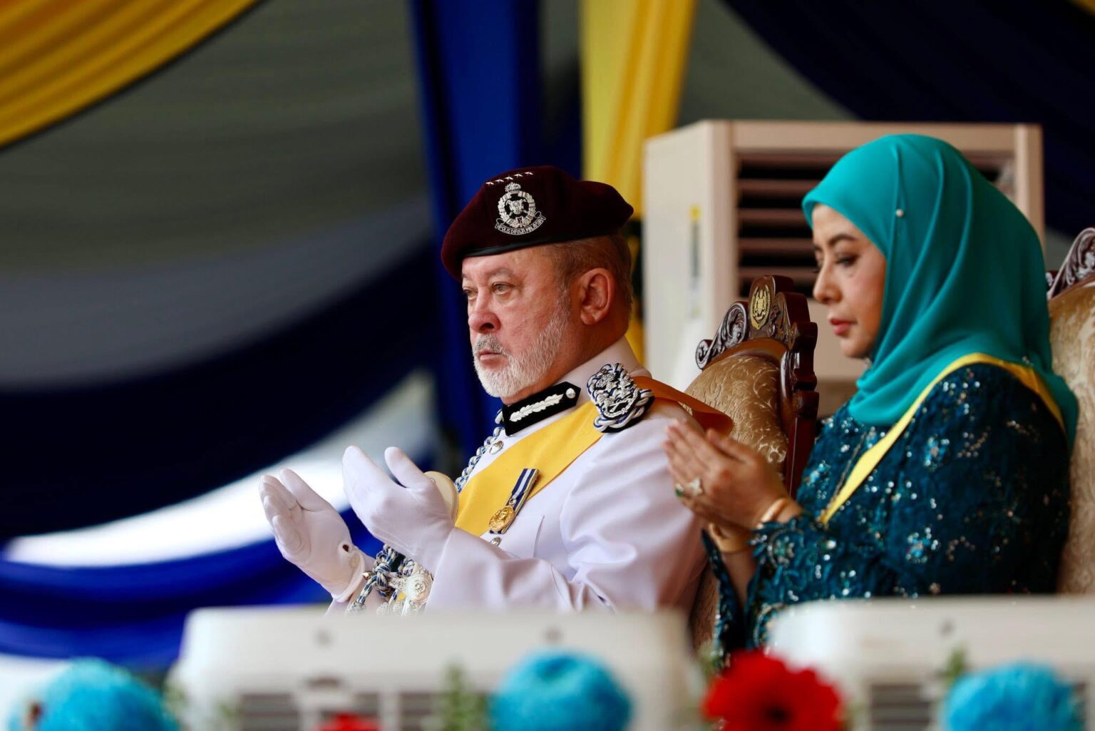 Sultan Ibrahim, Raja Zarith Sofiah berkenan berangkat Istiadat Perbarisan Hari Pahlawan - Kosmo ...