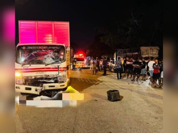 Dua remaja maut motosikal dirempuh lori ayam - Kosmo Digital