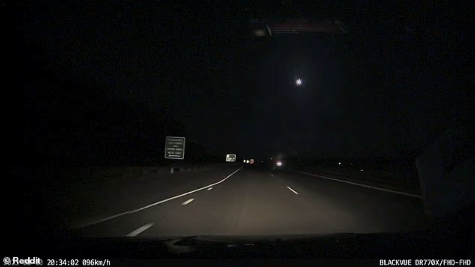 Bola api jatuh dari langit malam, rumah bergegar - Kosmo Digital