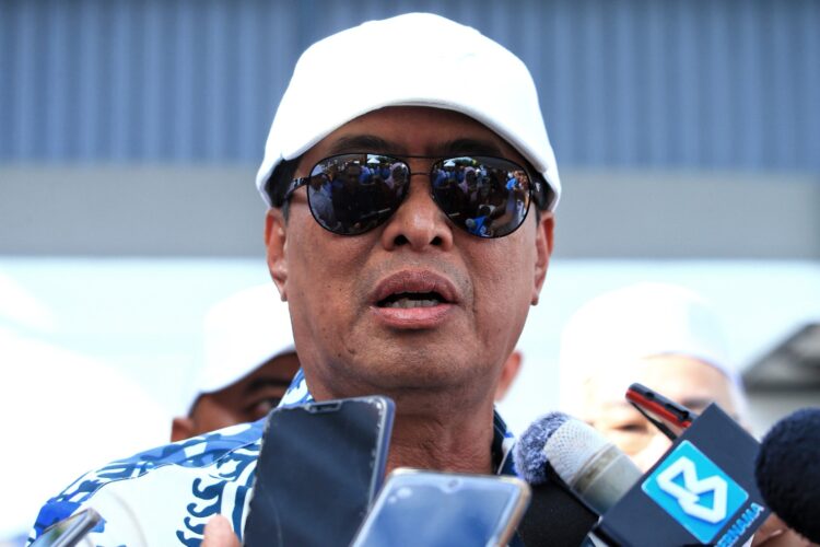 Azam beri keterangan di Bukit Aman, nafi dakwaan Albert Tei - Kosmo Digital