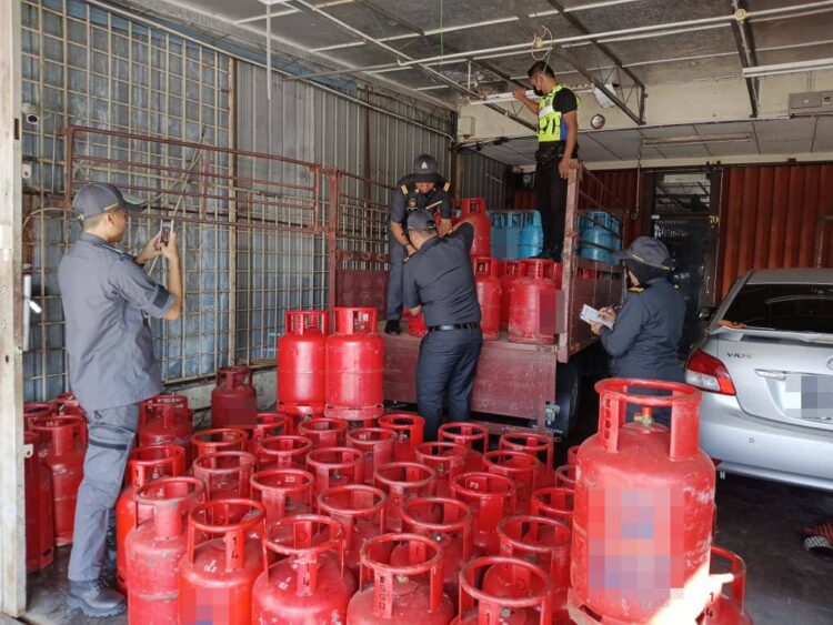 Premis kena serbu, KPDN sita 102 tong gas LPG - Kosmo Digital