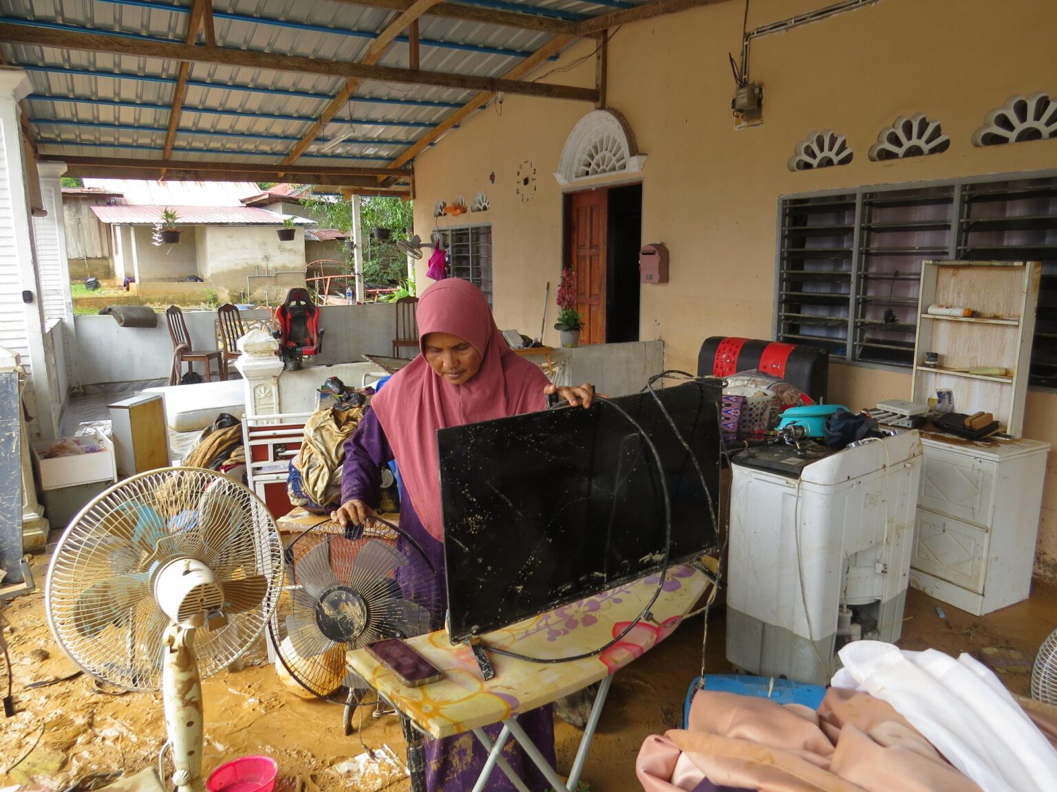 Hujan lebat 15 minit, rumah penduduk berlumpur banjir kilat - Kosmo Digital