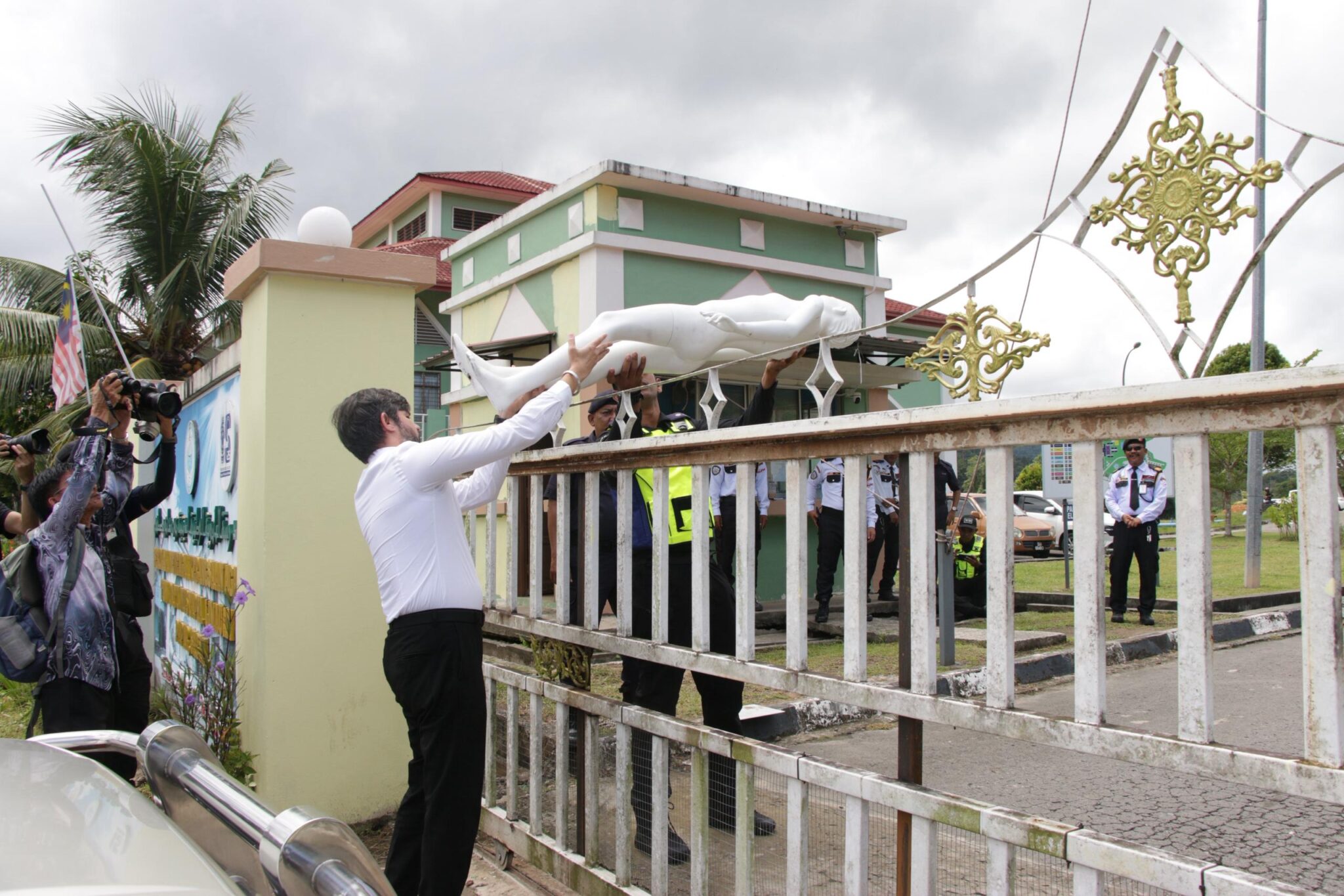Demonstrasi jatuhan patung di SMKA Tun Datu Mustapha - Kosmo Digital