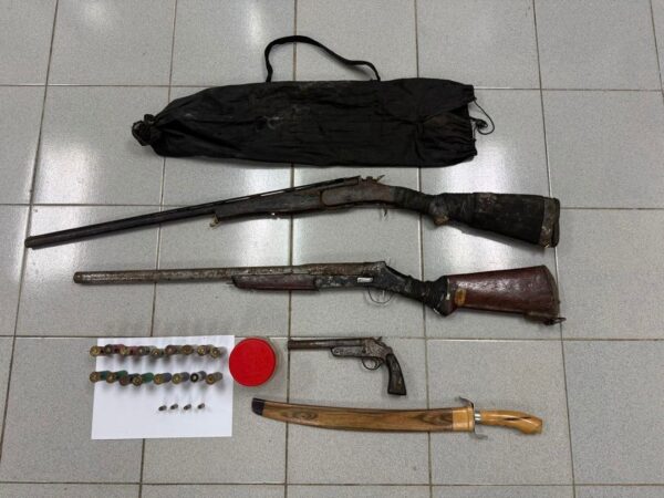 Buruh ladang dicekup simpan senapang patah, pistol dalam rumah kongsi ...