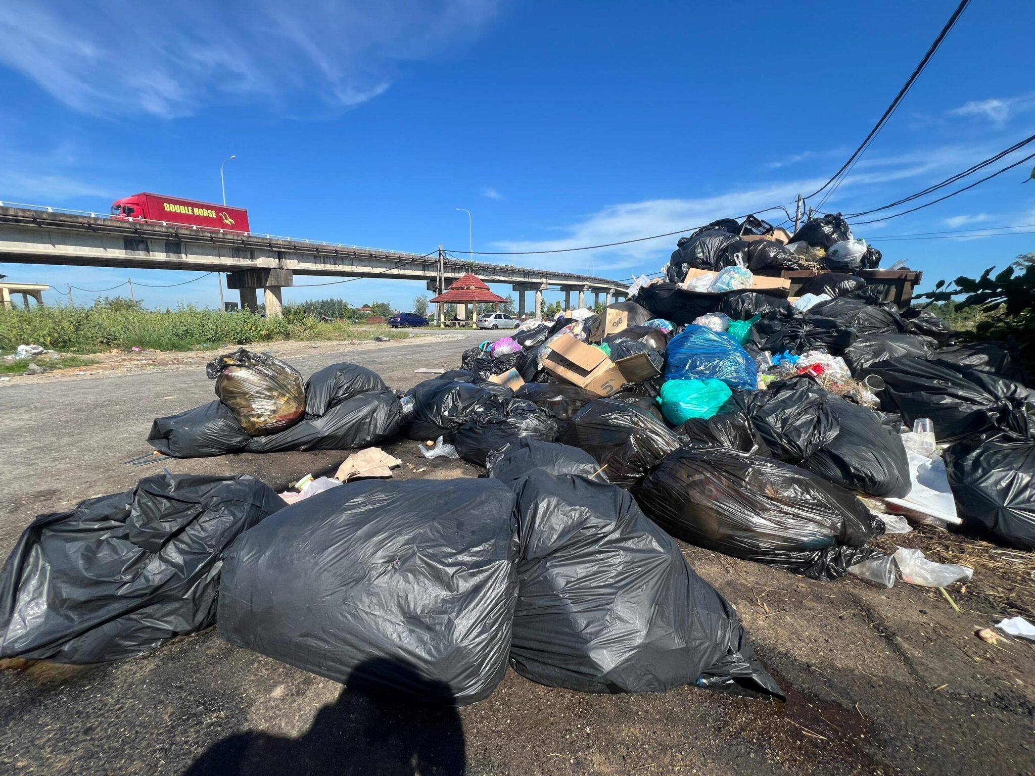 Pantai Tok Bali jadi ‘tong sampah’ - Kosmo Digital
