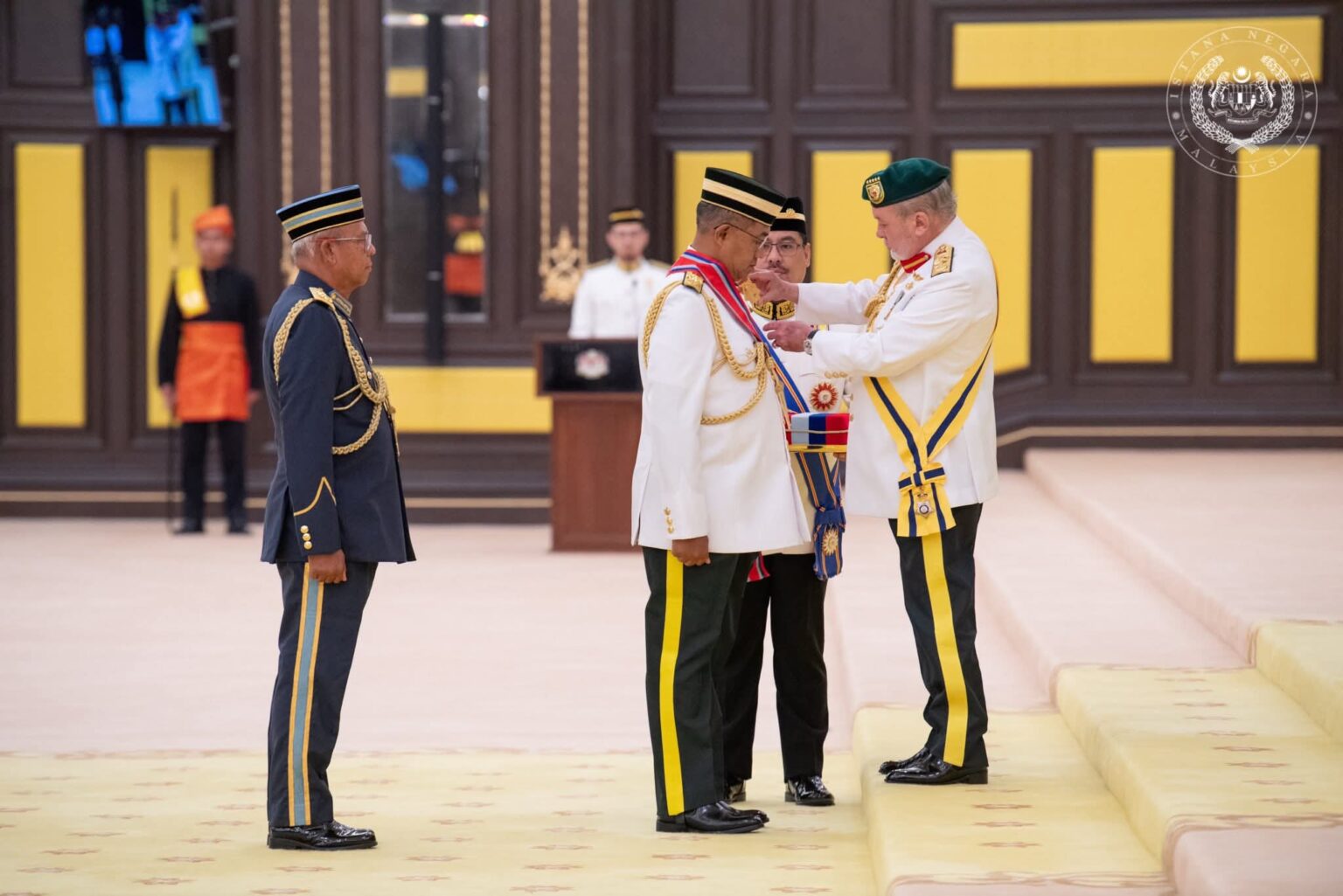 Sultan Ibrahim kurnia DKAT kepada 100 penerima - Kosmo Digital