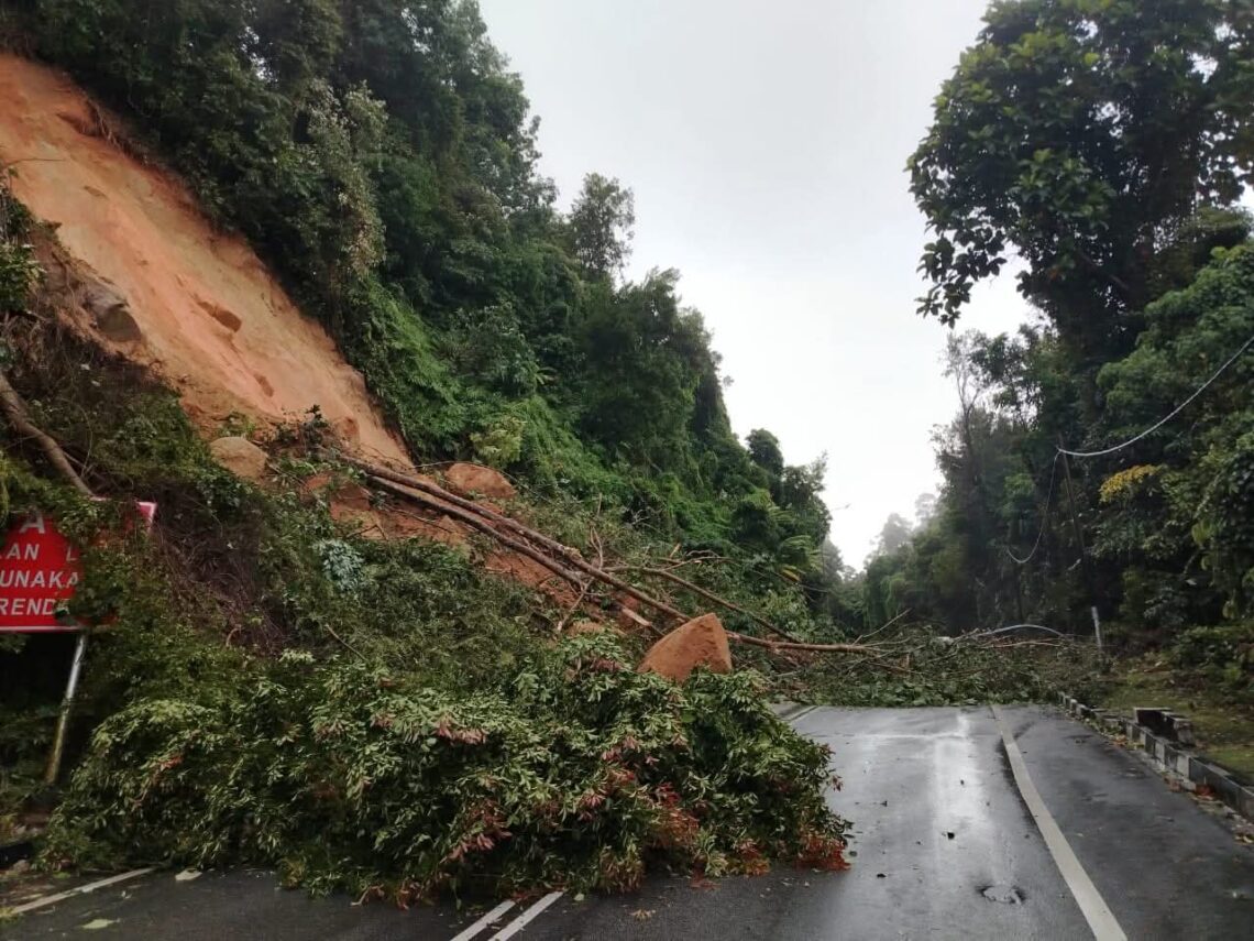 Hujan lebat, angin kuat punca tanah runtuh di Balik Pulau - Kosmo Digital