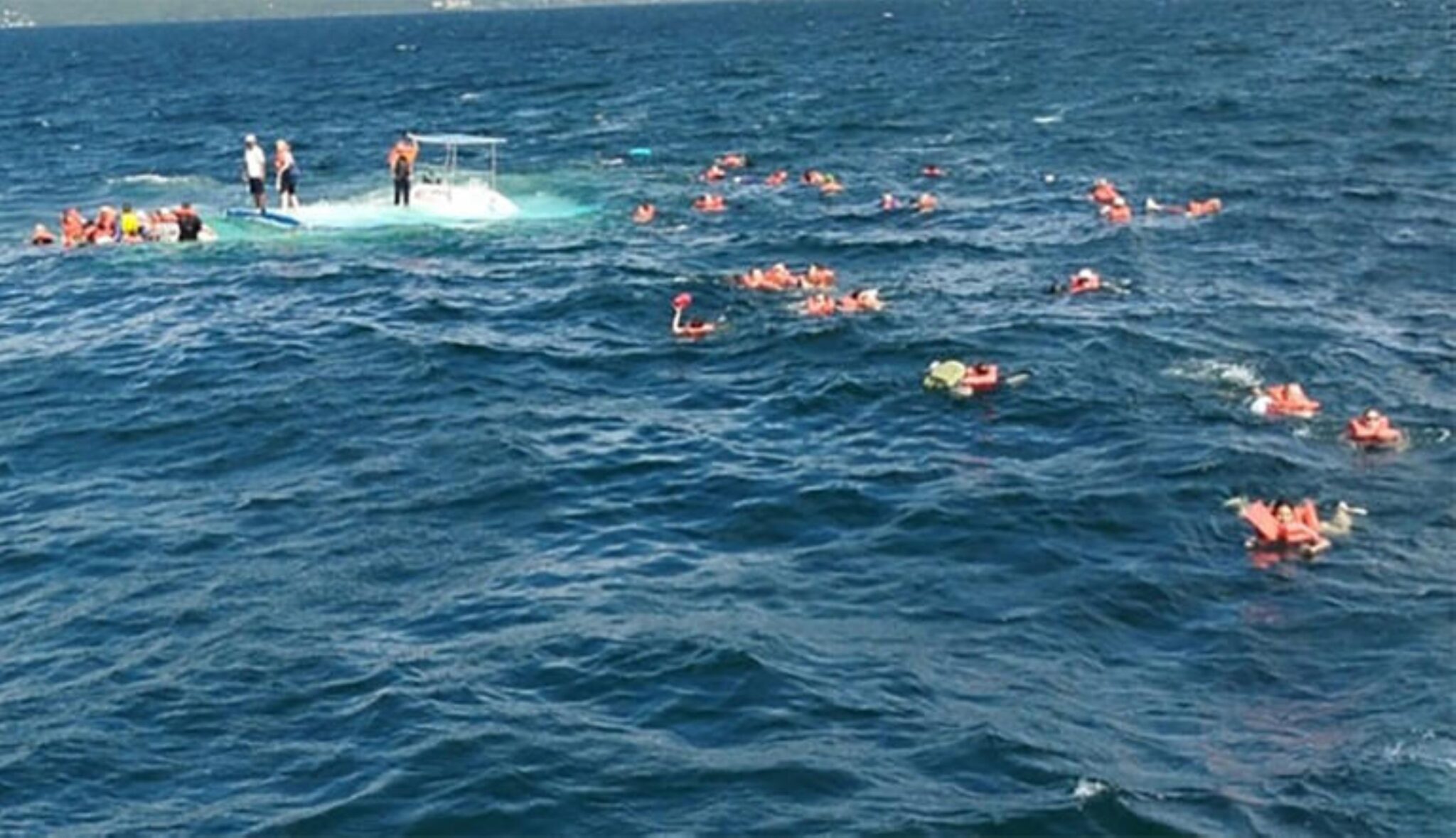 Bot tenggelam, 50 pelancong terkapai-kapai di laut - Kosmo Digital