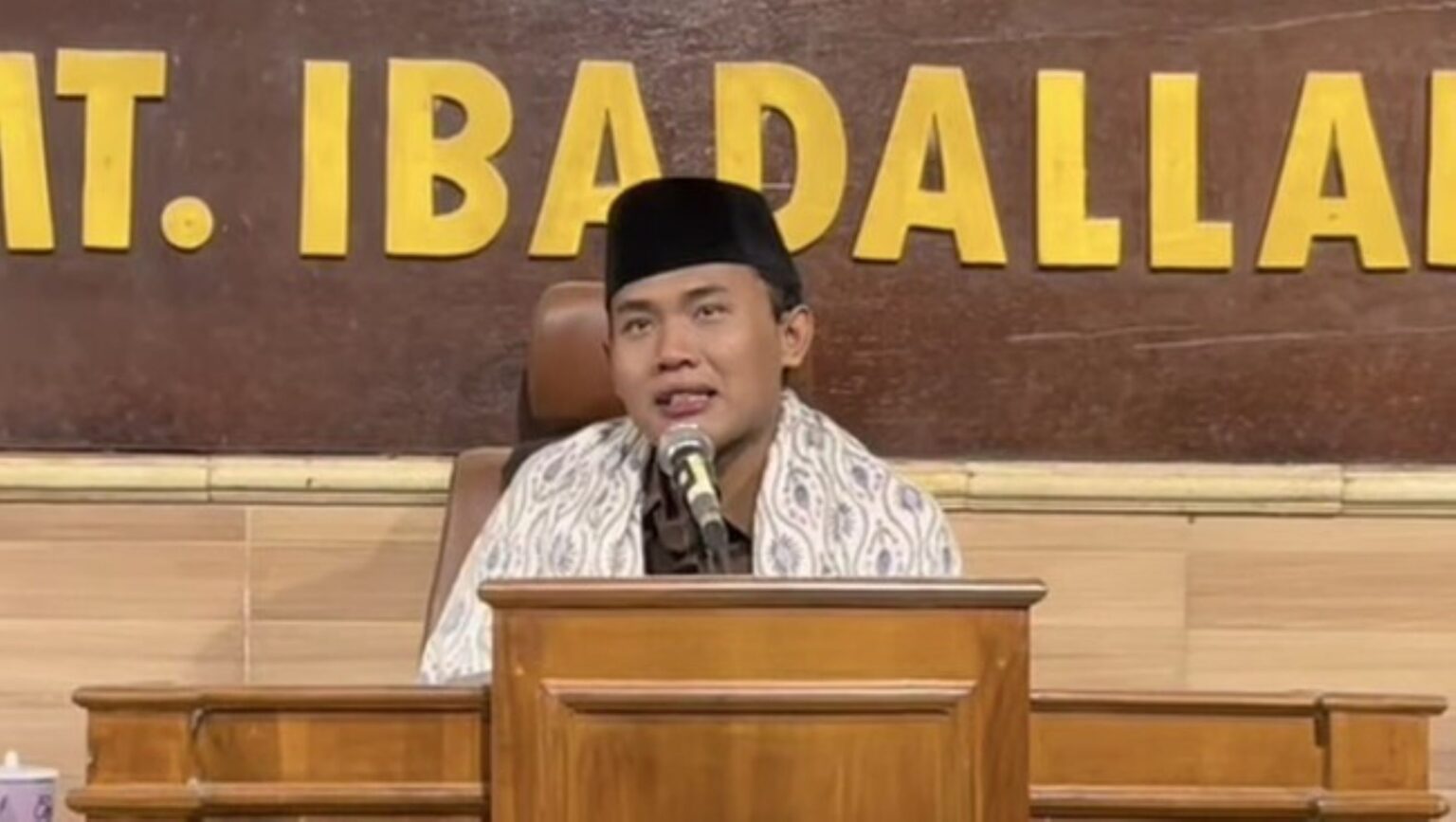 Pendakwah minta maaf cium mulut kanak-kanak perempuan - Kosmo Digital