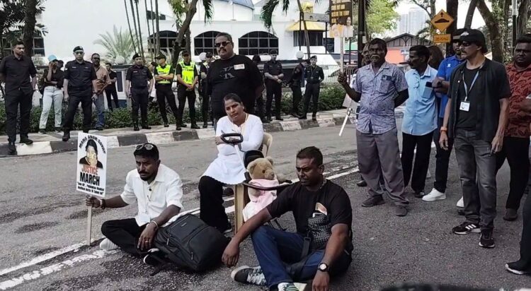 Polis tidak halang penyokong M. Indira Gandhi berhimpun di Bukit Aman ...