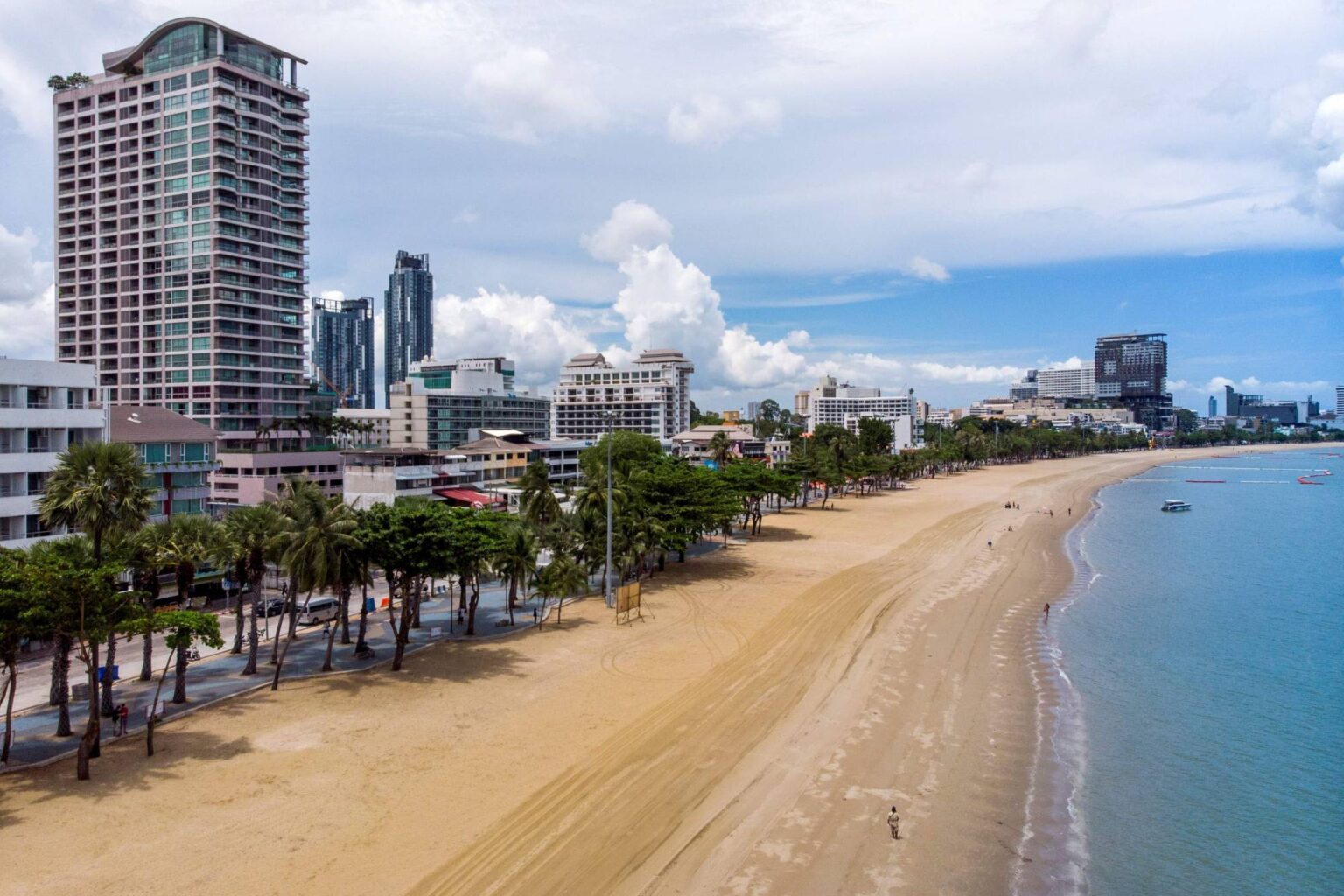 Polis cekup pelancong berasmara di tepi pantai - Kosmo Digital
