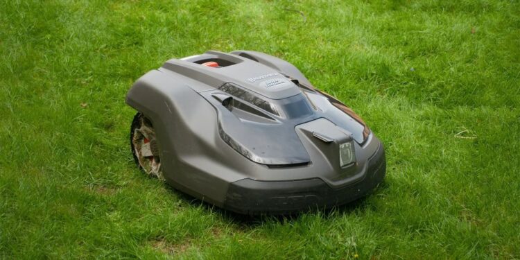 Robot pemotong rumput jadi solusi perkemas landskap moden - Kosmo Digital