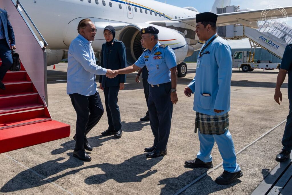 Anwar selamat tiba di tanah air - Kosmo Digital